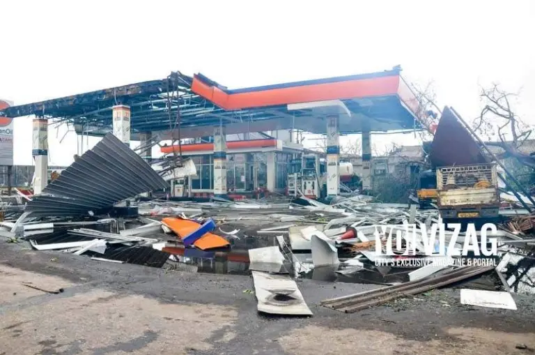 10 photos of HudHud cyclone that reflect the Vizag's devastation in 2014