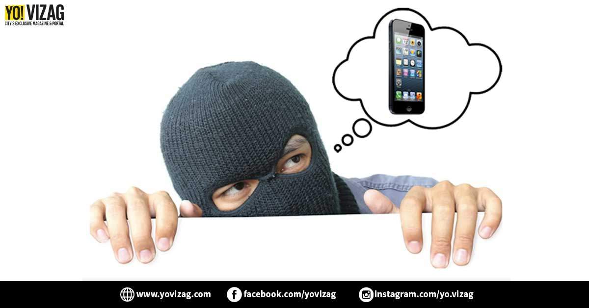 Mobile thief nabbed on the Vizag - Bhubaneswar Intercity Express train