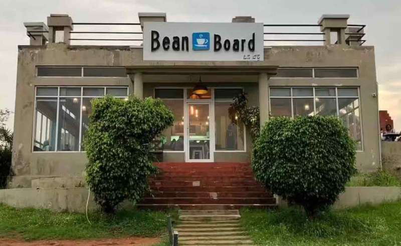 What makes Ramanaidu Studios Vizag a unique tourist destination?