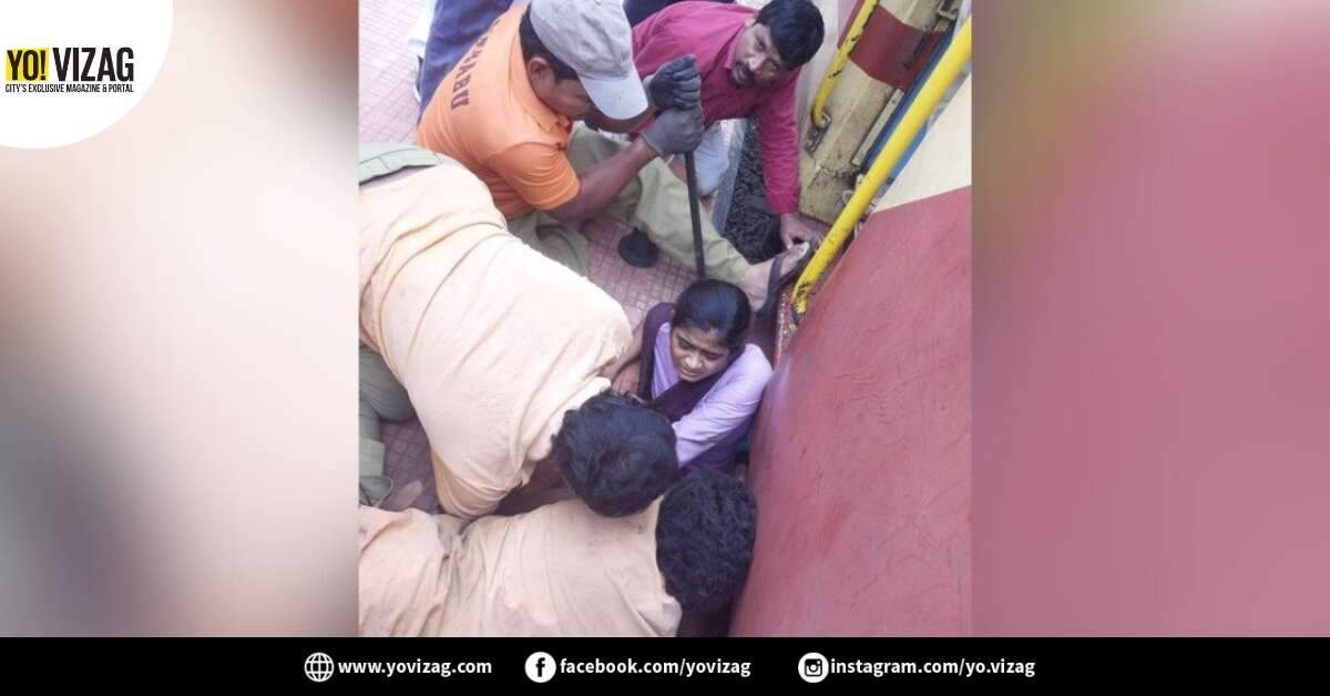 Visakhapatnam: Girl gets stuck between platform and train at Duvvada ...
